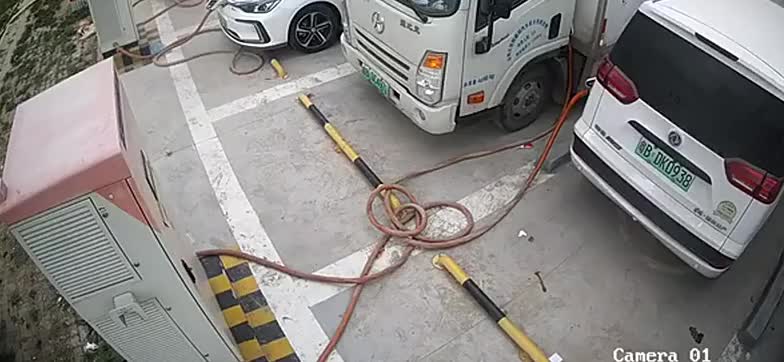 电动汽车的自燃全过程~这是什么品牌的车自燃了?