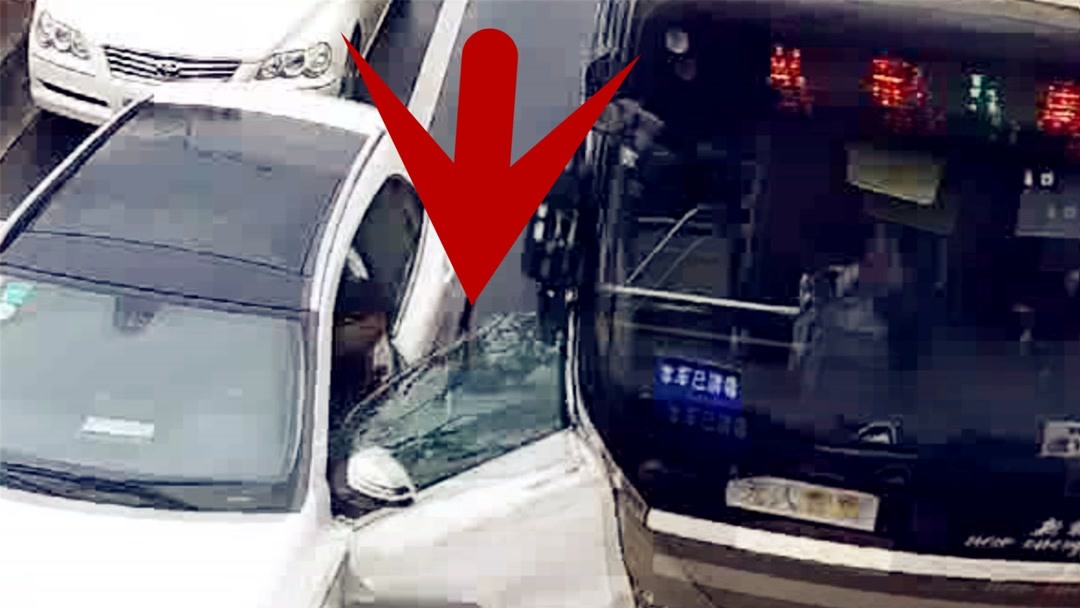 车可惜了!监拍:奔驰司机突然开车门与公交撞上 车玻璃瞬间爆碎