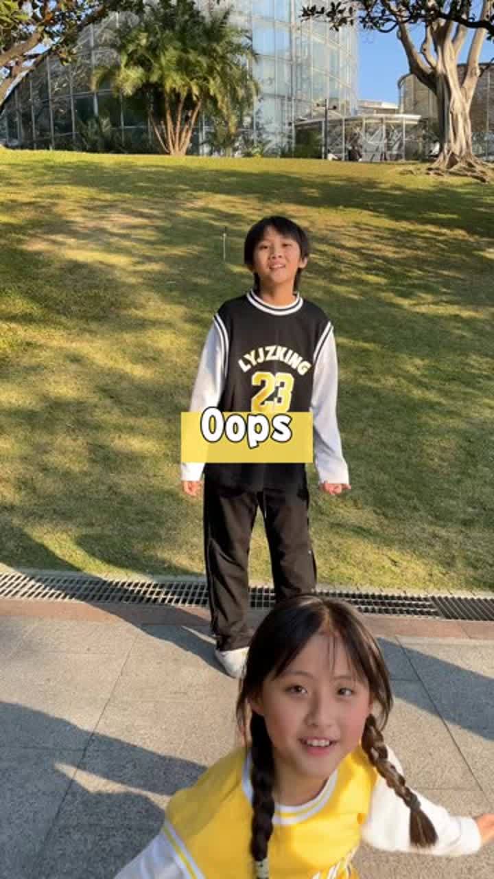 妹妹有点调皮哦不好好的跳oopsOops舞蹈兄妹