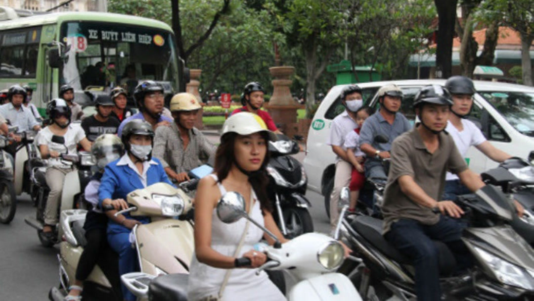 为啥骑车不戴安全头盔会危险,遇到这种情况时你就明白