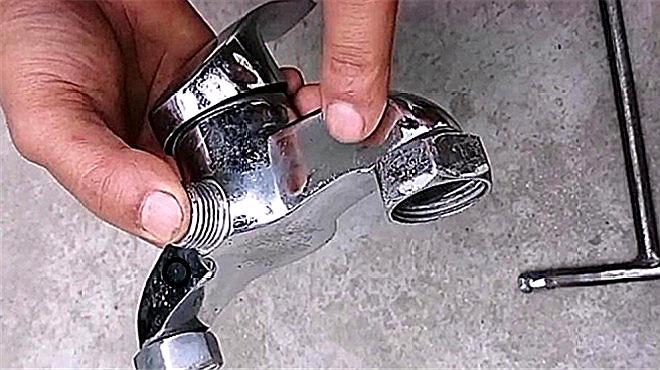 自己更换淋浴混水阀时螺丝上滑丝了,老师有招解决!