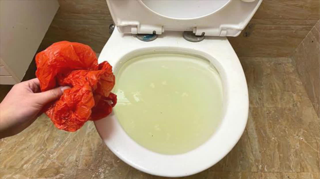 马桶万一堵了不用愁,教你用一个塑料袋,疏通.