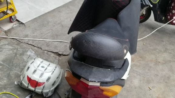 迅鹰电动车安装后备箱