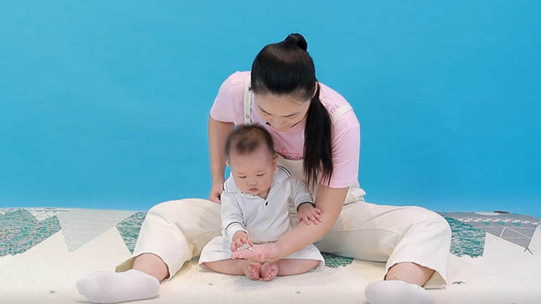 0-6个月精细运动宝宝早教亲子游戏促进手部灵活性:有趣的棉签