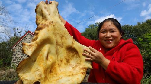 邻居不要的羊皮,胖妹花了5小时,做成酱香羊皮,一口下去解馋了