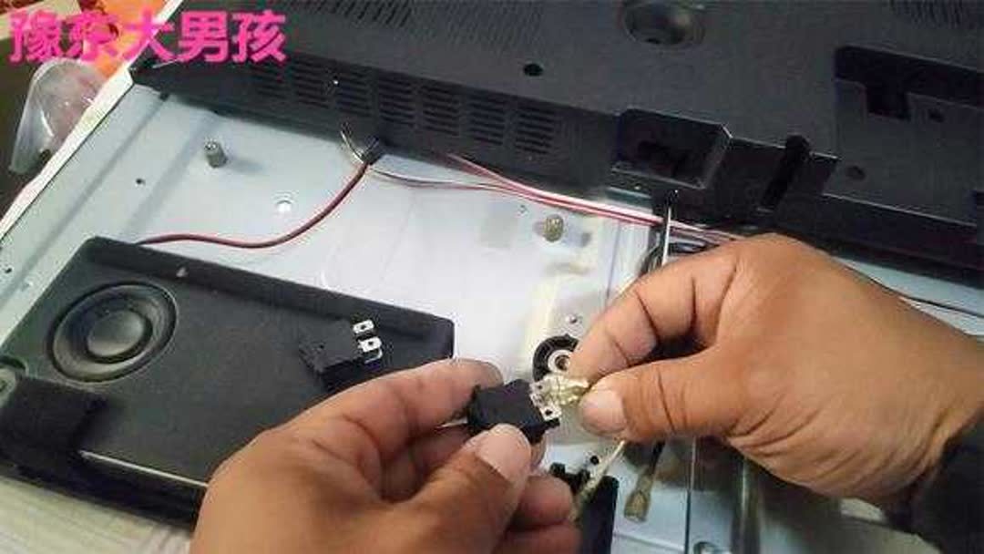 谈好价格上门维修电视,修好客户说:这么小的配件不值钱,少给点