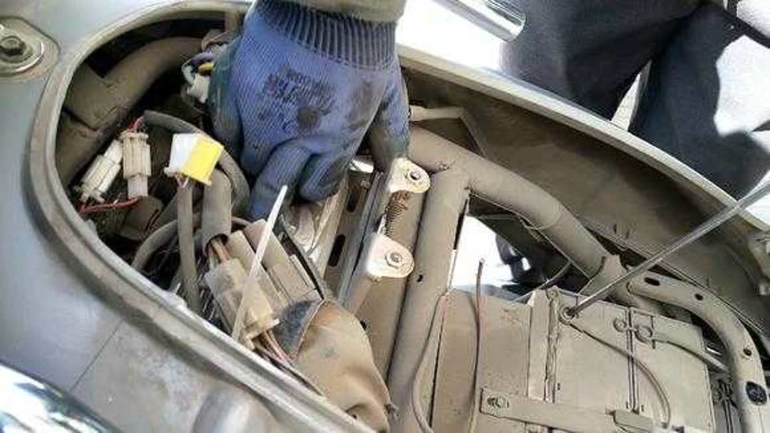 这才是电动车时常断电的原因?只需把座包打开用个螺丝刀就能解决