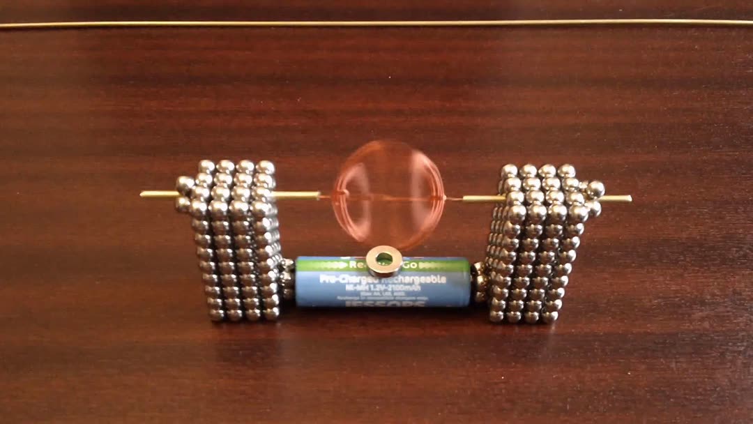 物理实验室:学生用带磁性的巴克球制作电动机,看着很好玩的样子