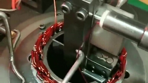 发电机的线圈,原来是这么做的!短短的一分钟就完成了,这机器真牛啊!