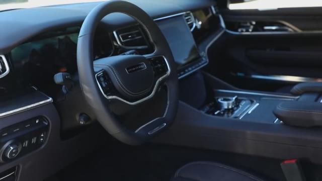 双幅方向盘 旋钮式换挡 2022 Jeep Grand Wagoneer内饰实拍