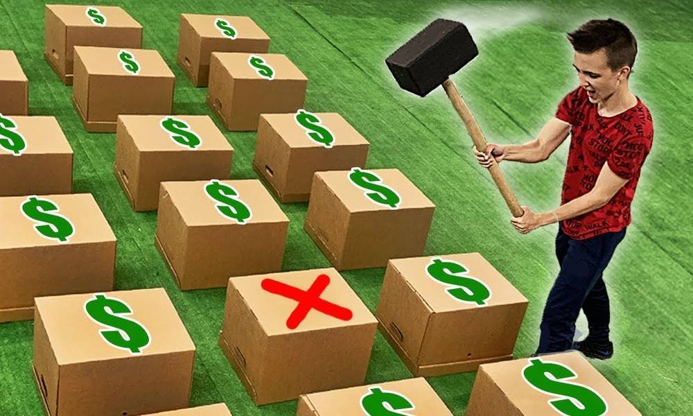 外国小伙用纸盒子模拟扫雷游戏,砸中空箱子就得一美元,太会玩!