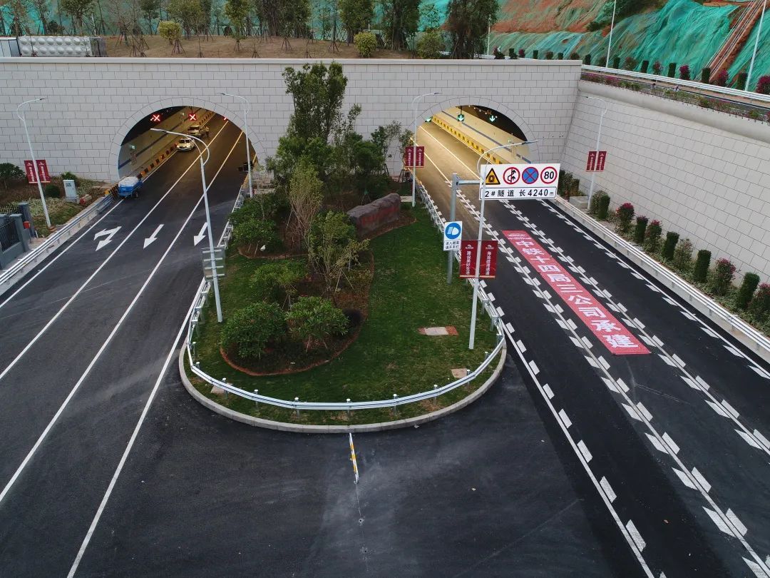 在大山肚子里建超级立交桥!厦门海沧疏港通道主线通车