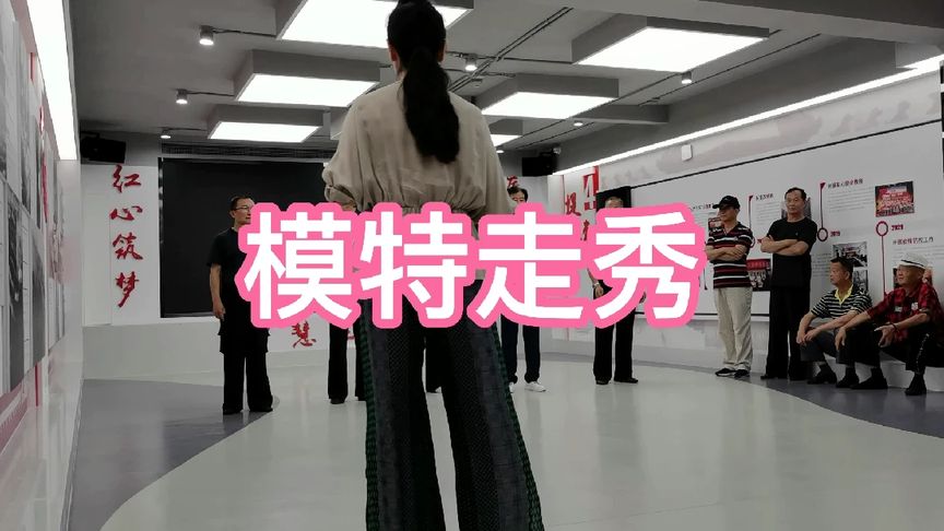 男士模特走秀练习中摄制孙爱荣