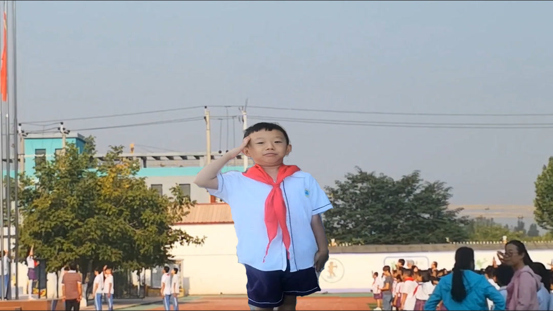   升国旗:小马当上少先队员后参加升旗仪式,我是操场上最靓的仔