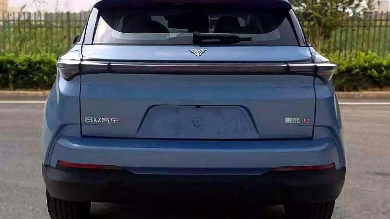 实用还合适,哪吒U终于到来,15万起还有透明A柱!