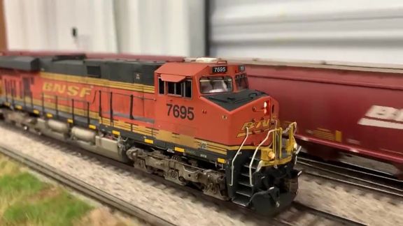 看着非常真实的铁路模型 整体做得很好 就连火车发出的声音也很像