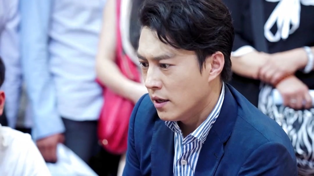 外科风云:老人突然吐血倒在地,庄恕直接现场急救,围观者看懵了