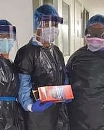 【美国累计确诊近7万例,纽约医护人员用垃圾袋当防护服】据美国...