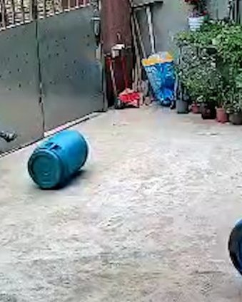 ...不慎将栓门绳套在脖子上,踩在脚下桶突然滑走,男童双脚悬空被吊在了...