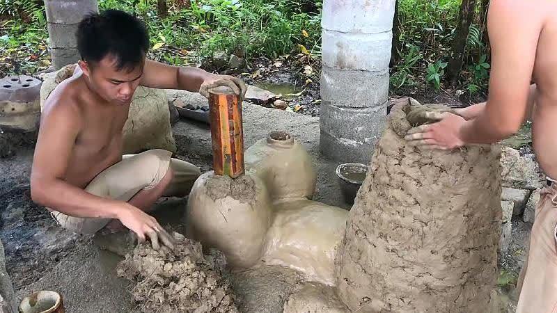 农村兄弟用自制泥灶来烧木炭,真是有趣