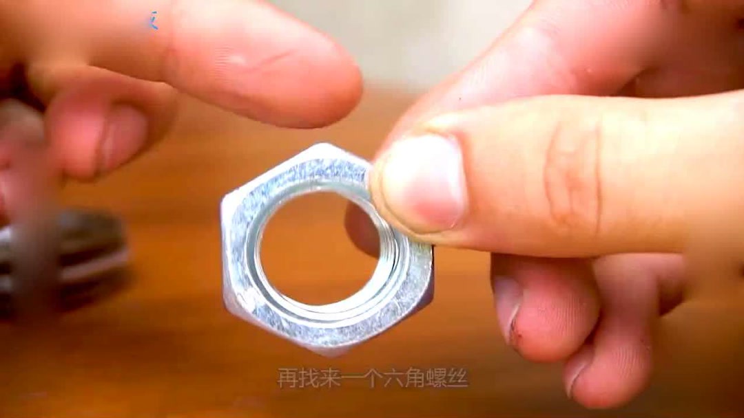 看天才老外,如何利用中国制造打造神级扳手,用它拧螺丝真爽