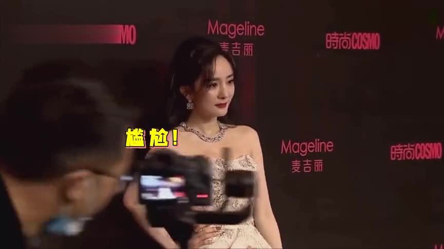 尴尬!杨幂穿礼服走红毯狂捂胸口,动作太大都捂变形了