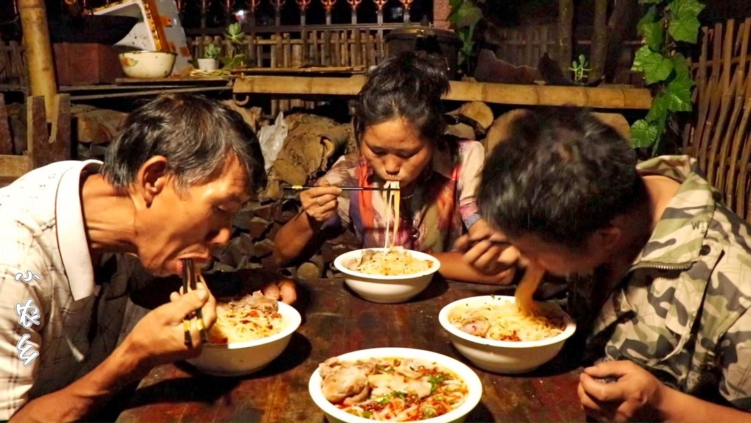 干活回家,煮上湖南“百年历史”的特色美食,一人一大碗,好过瘾