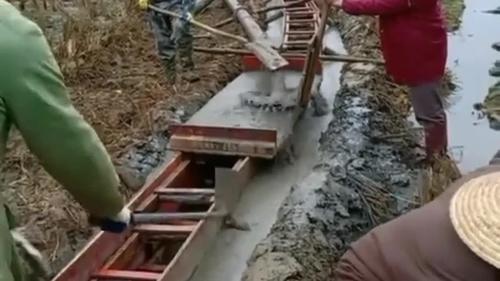 今天这么穿水渠浇筑混凝土施工中操作方便,速度飞快