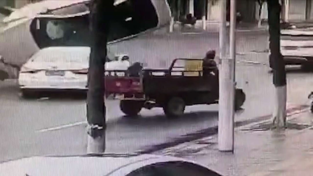轿车撞护栏后“飞起”砸向另一车 翻起倒立压其车头上