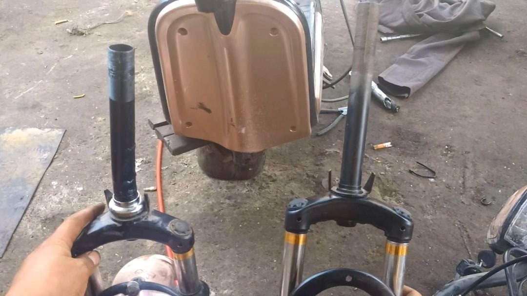电动车碰撞后车架走形;骑行不舒服怎么办?师傅教你一招轻松修理