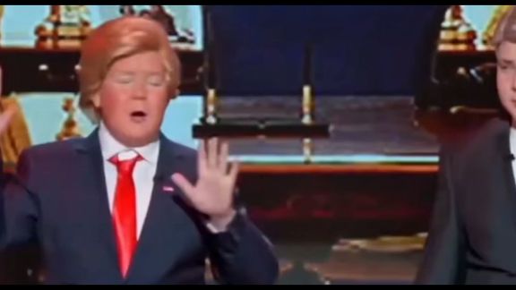 小孩神似模仿特朗普!简直太像了!