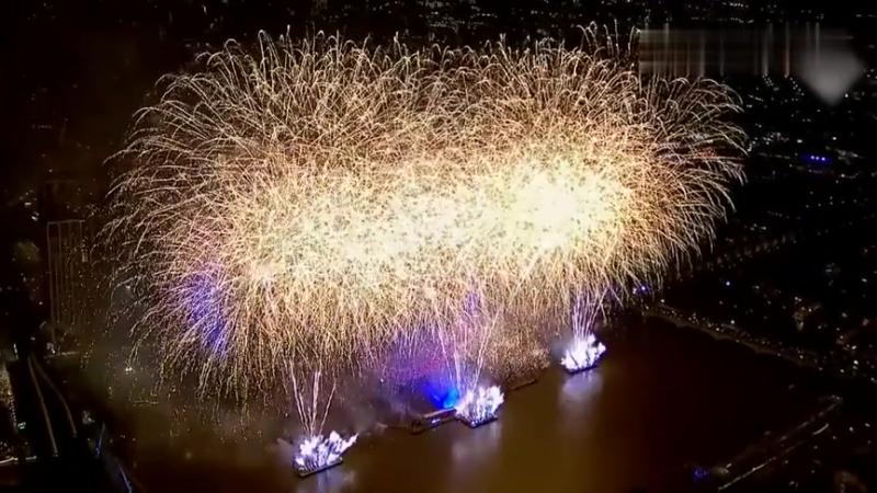 实拍:2019新年英国伦敦跨年夜烟花表演现场,太壮观了