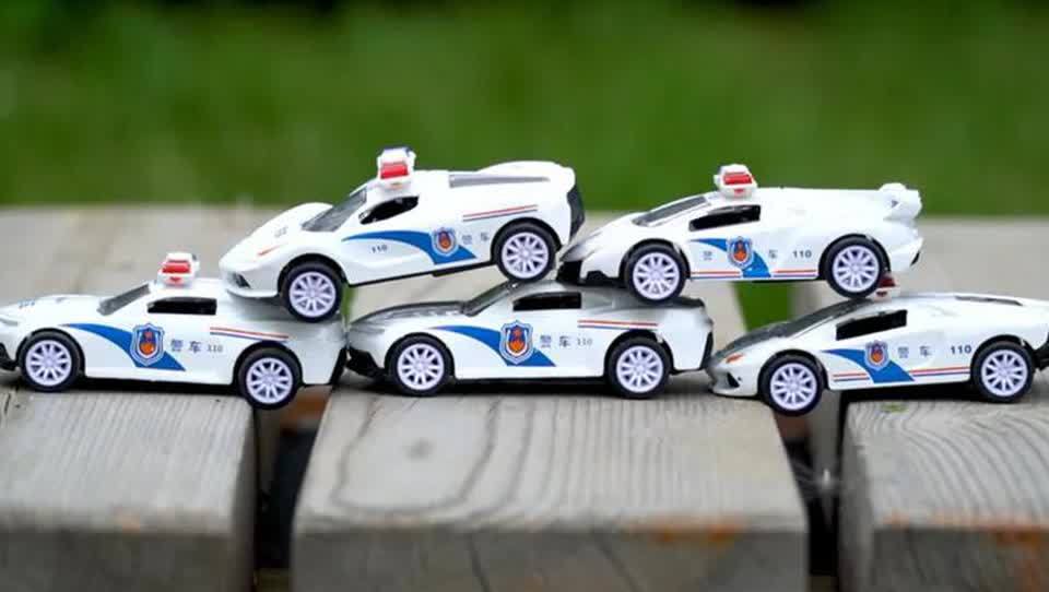 英文儿歌和玩具车:各种类型的警车模型,儿童合金汽车试玩
