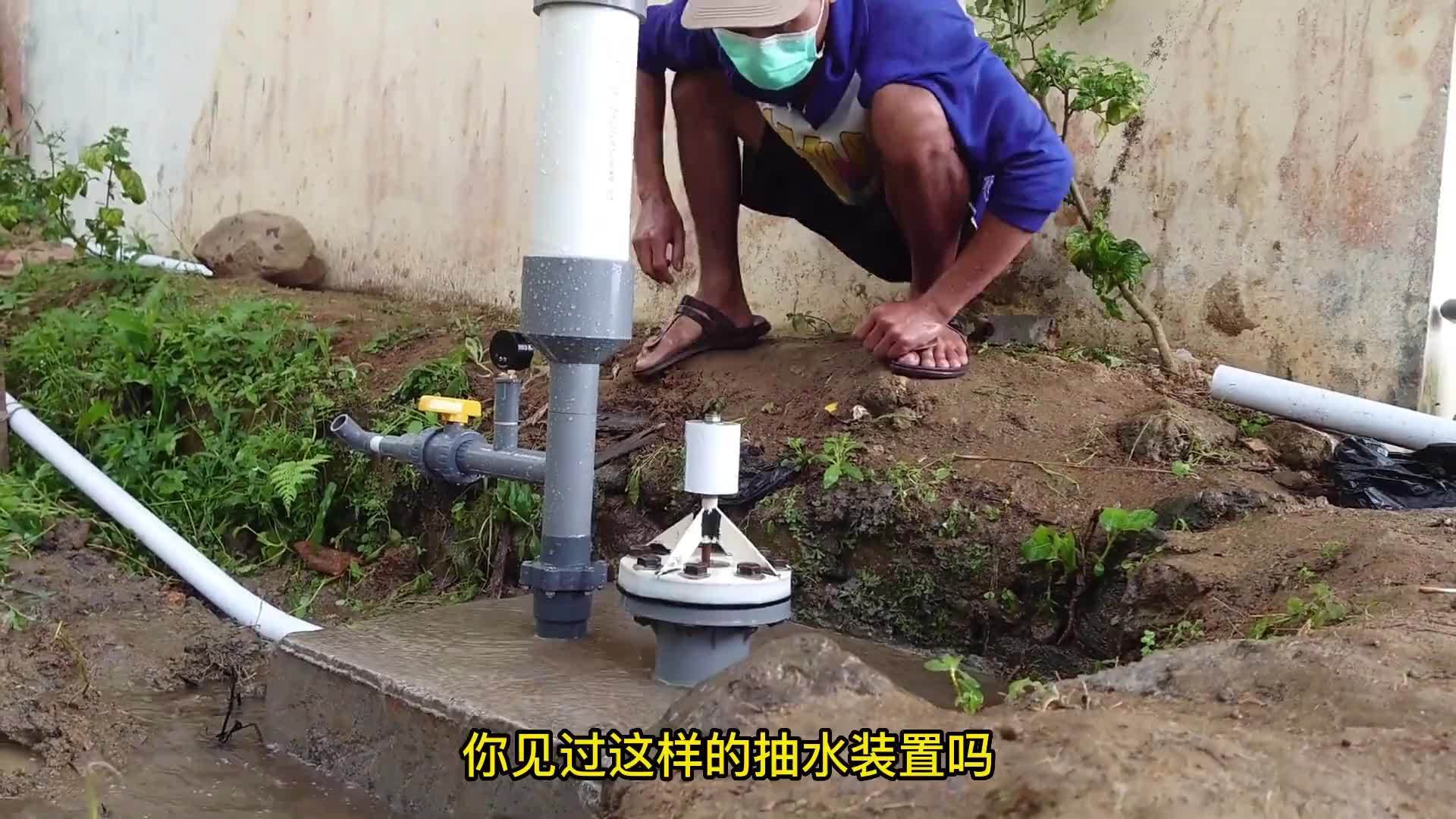 小伙用水管制作抽水装置
