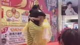 商场搞活动请来“人妖”表演 大叔上台互动下一秒悲剧了