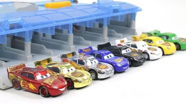 不同颜色的闪电麦昆一起来比赛