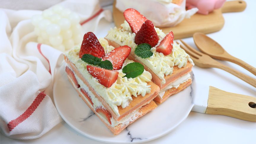 甜品店卖断货的草莓夹心蛋糕,自己在家做,颜值高比买的好吃