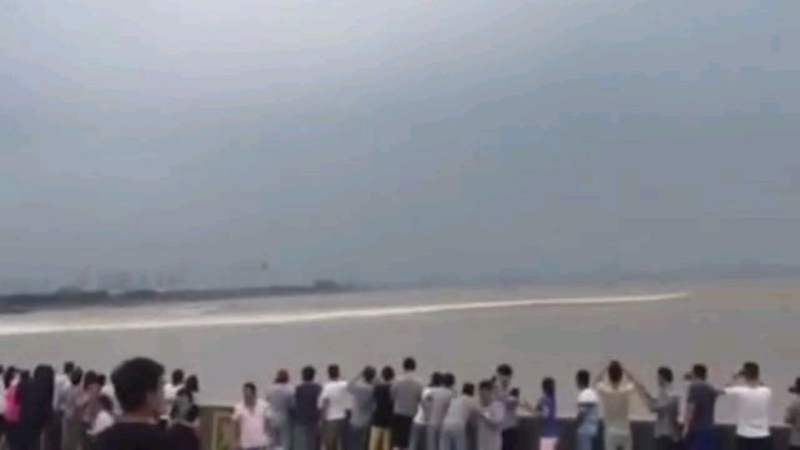 看看钱塘江大潮的威力,人直接被冲走