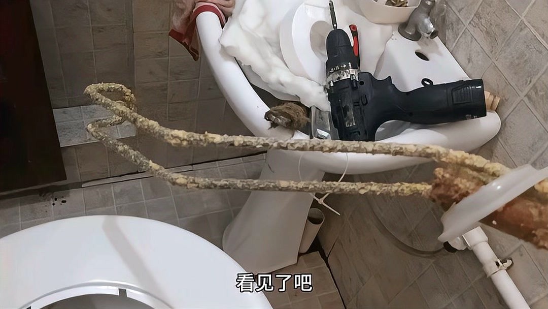 没有排污口的电热水器拆洗过程,拆开后内部水垢污水看得一清二楚