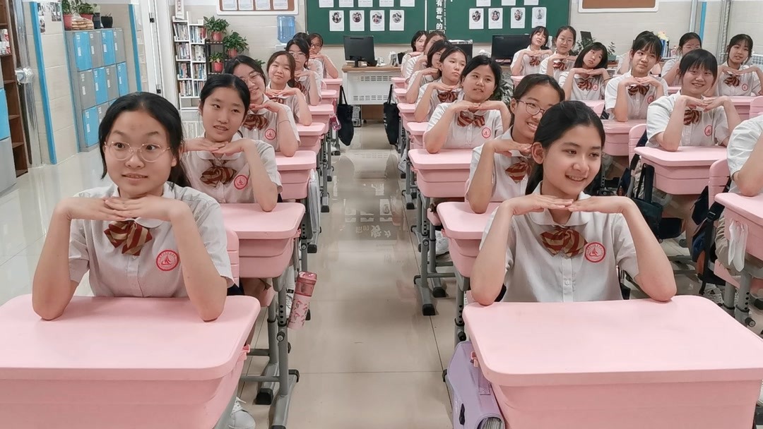 女孩们的课桌操