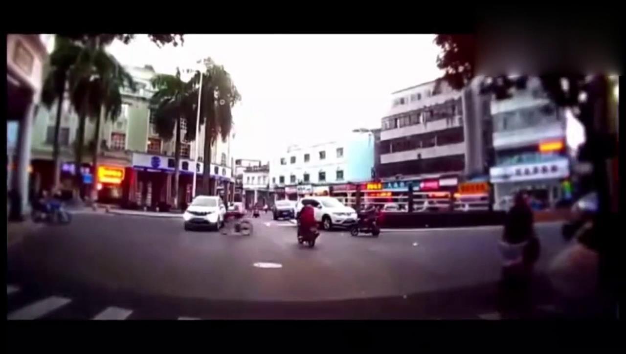 监控拍下这一幕让人没想到,自行车女子会用这样的速度撞上轿车!