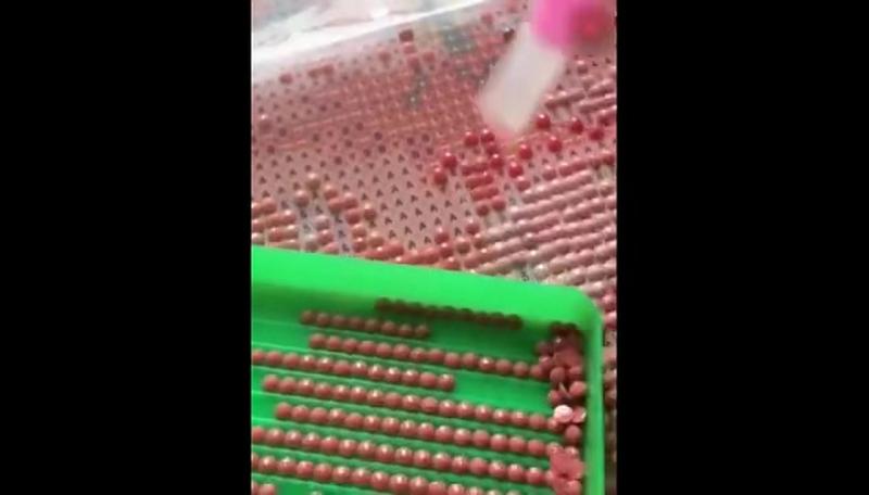 原来十字绣上面的钻是这样点上去的啊!