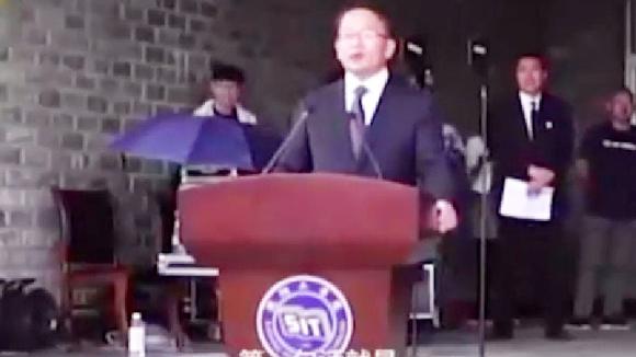 开学典礼突降大雨,为照顾新生,校长扔掉长篇演讲稿,只讲4句话