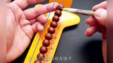 现在车珠子还自己动手?老外发明的这台机械,不用动手便自动完成
