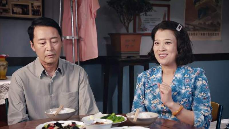 亲爱的孩子们:女儿终于和穷小子分手,和厂长儿子结婚,老妈乐坏