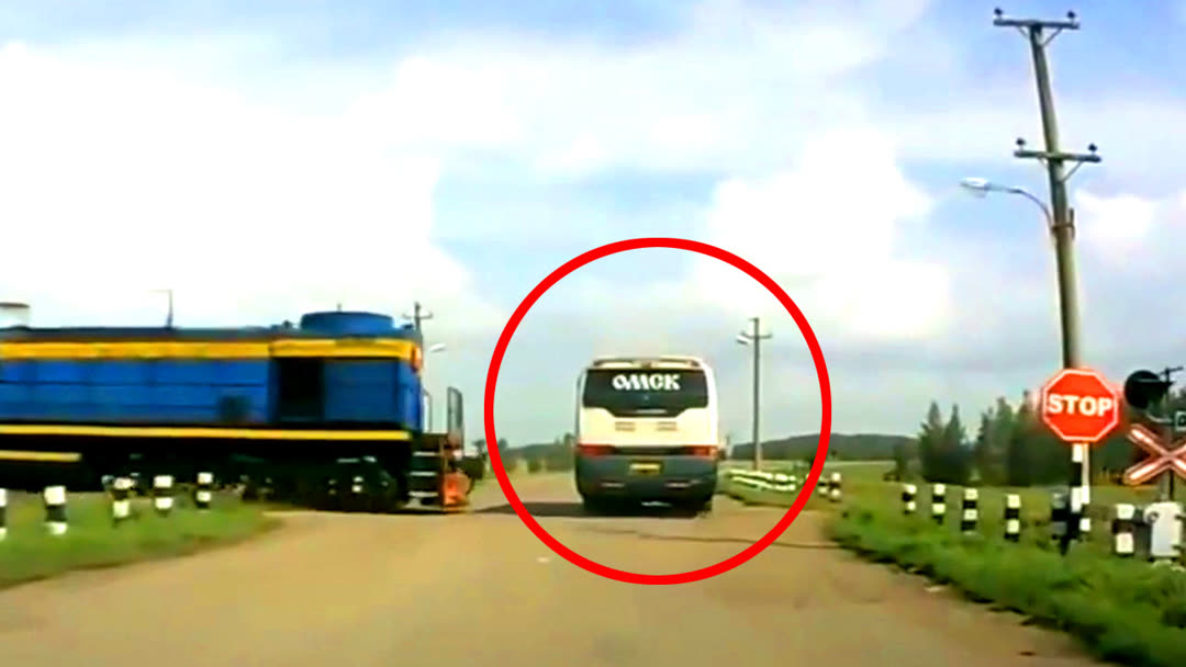 惊险！火车撞汽车视频合集，开车一定要注意安全