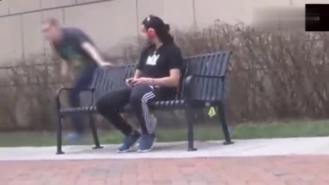 外国人恶搞偷偷把路人脚绑在椅子上,看完笑得肚子疼