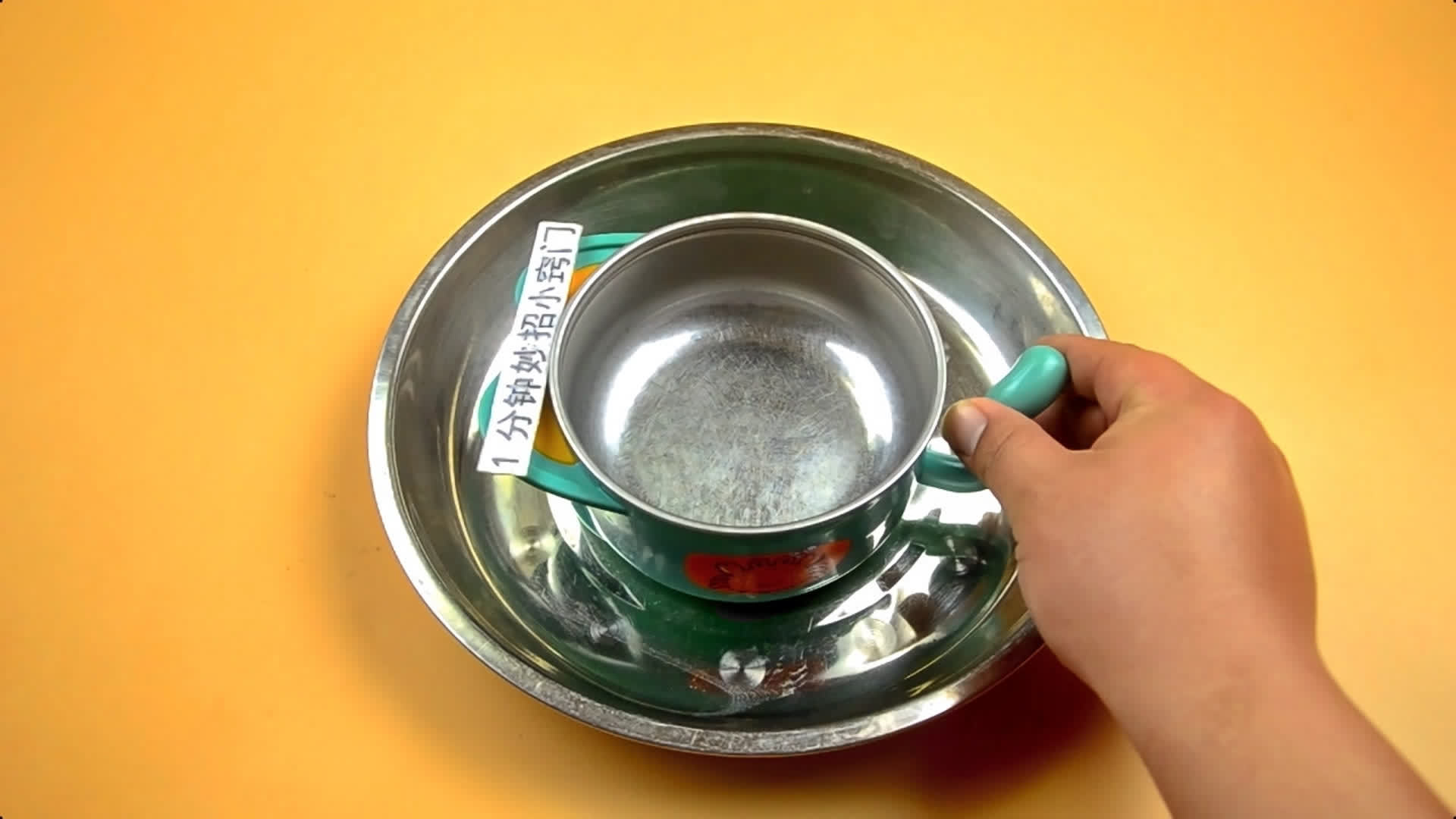 家里有不锈钢餐具的要留心,我也刚知道的,越...