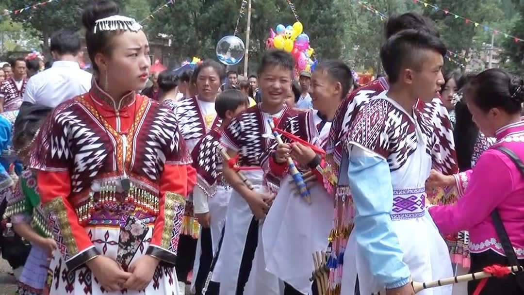 少数民族节日 好热闹 这样习俗也很少见了