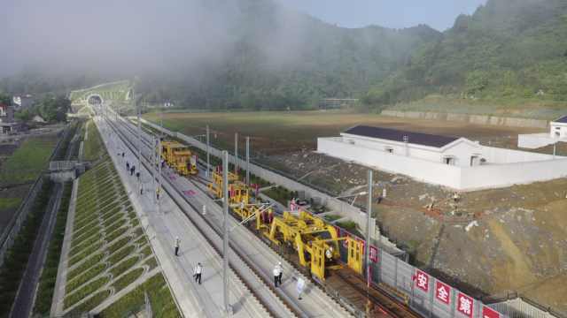 高度机械化!国内首套无砟轨道智能铺轨机组亮相